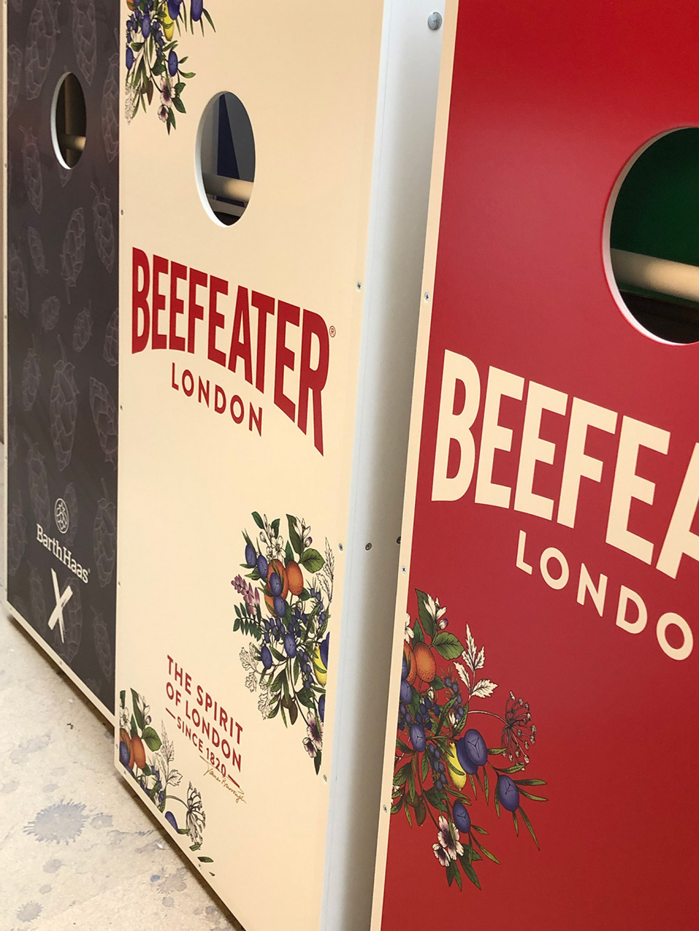 Cornhole game board manufacturing - Majisign